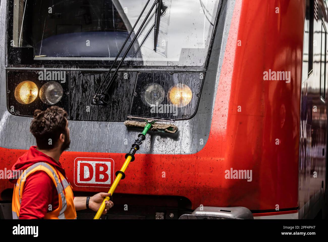 Stuttgart train station windows hi-res stock photography and images - Alamy