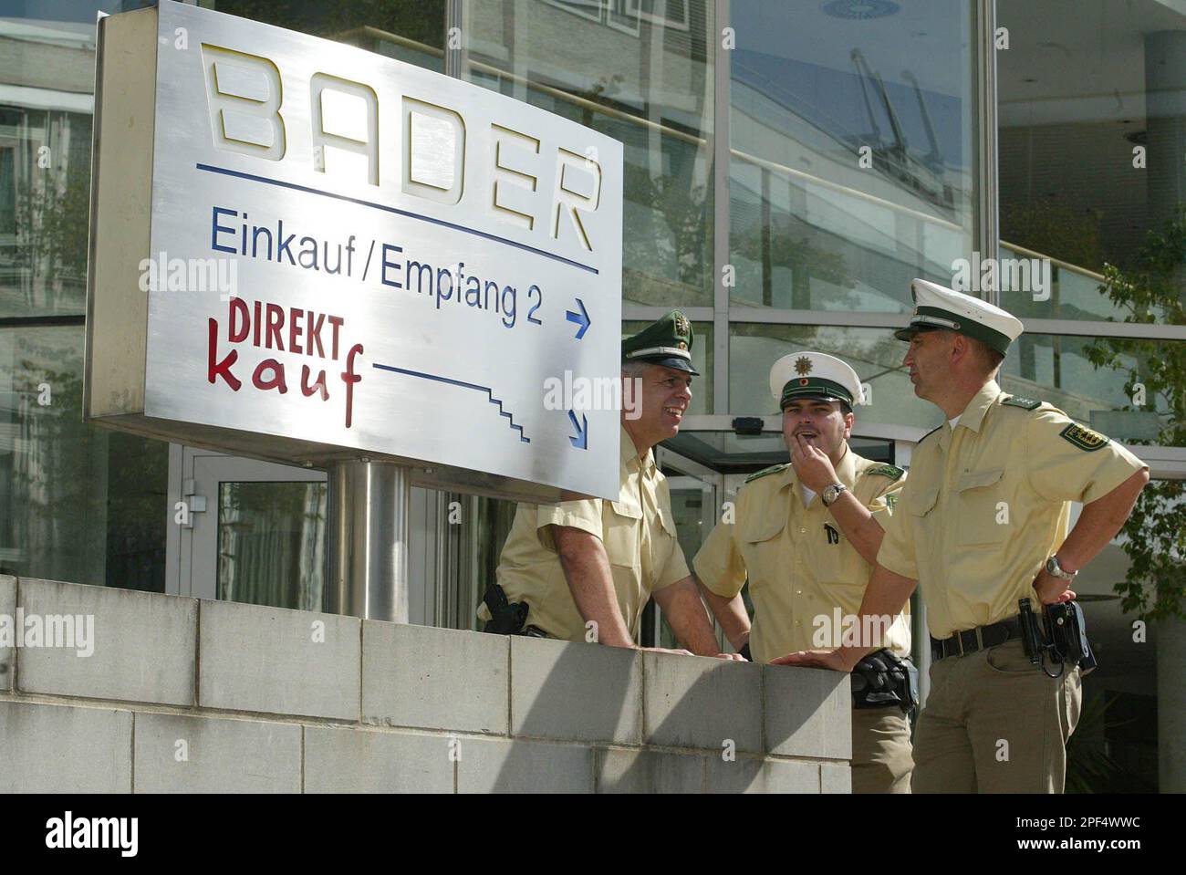 Drei Polizeibeamte stehen am Dienstag, 16. September 2003, in Pforzheim ...