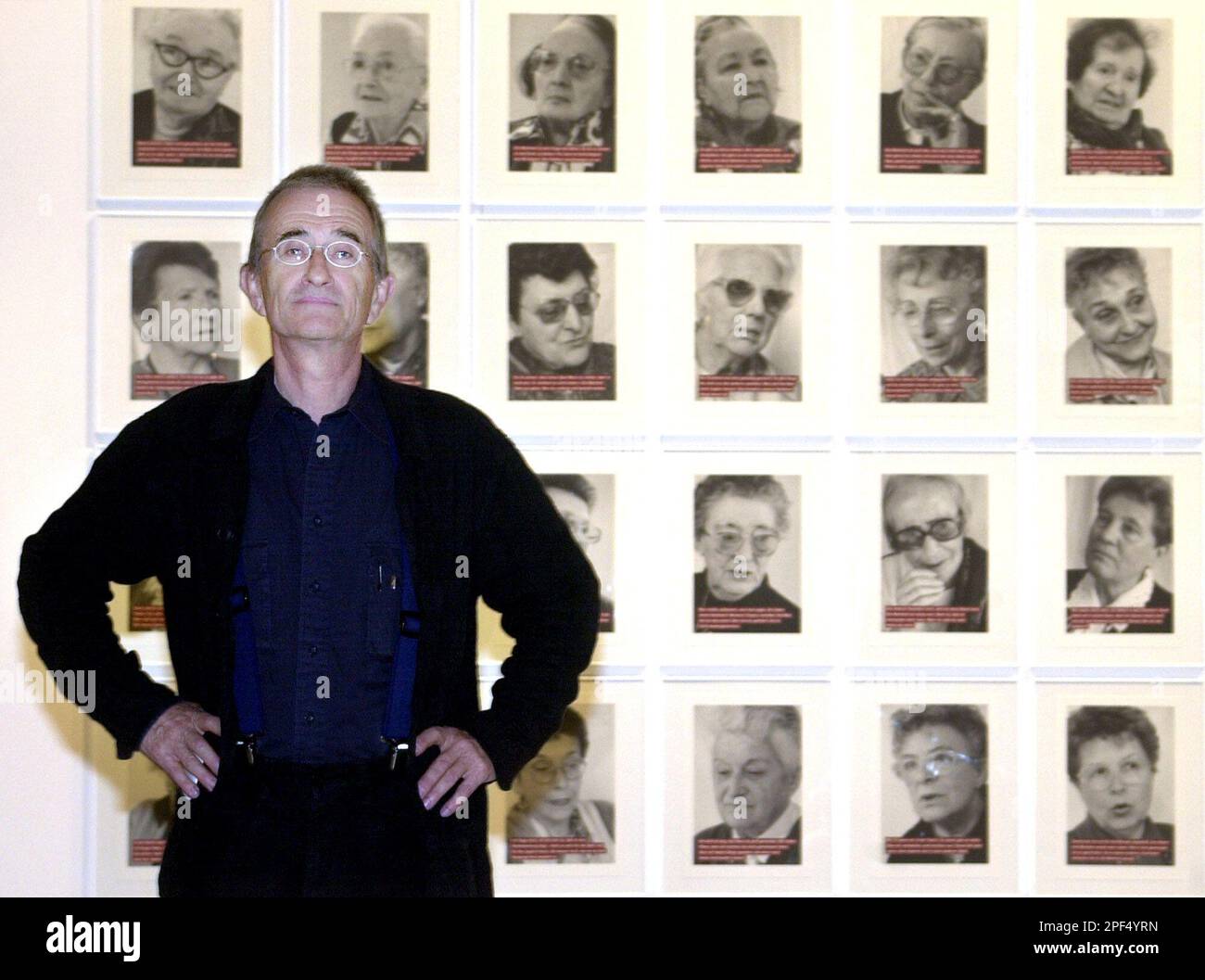 Der Kuenstler Jochen Gerz posiert vor seiner Foto-Installation "Die ...