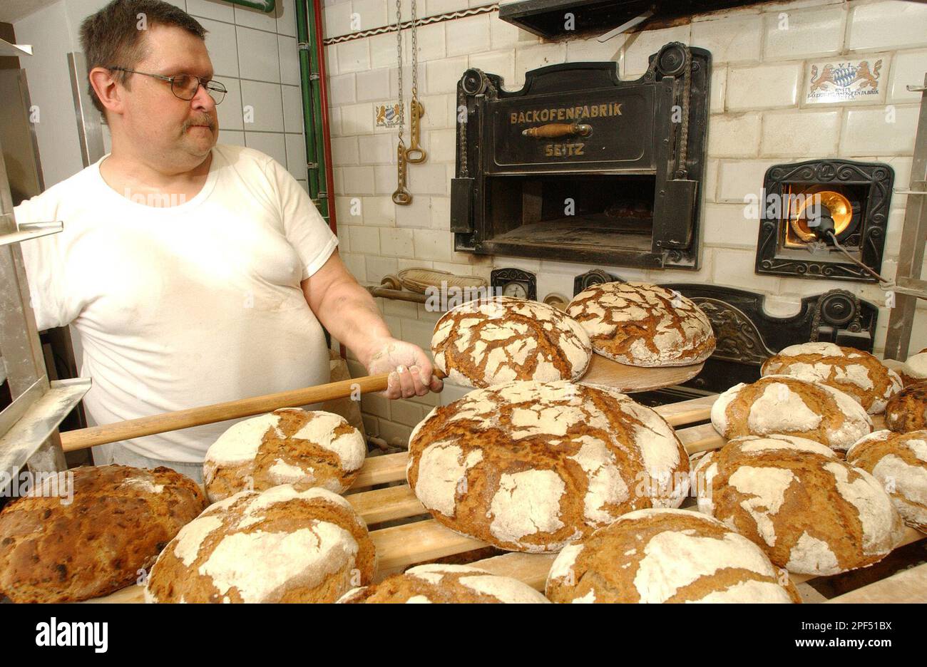 Mittelalterliches Natursauerteigbrot backt Baecker Michael ...