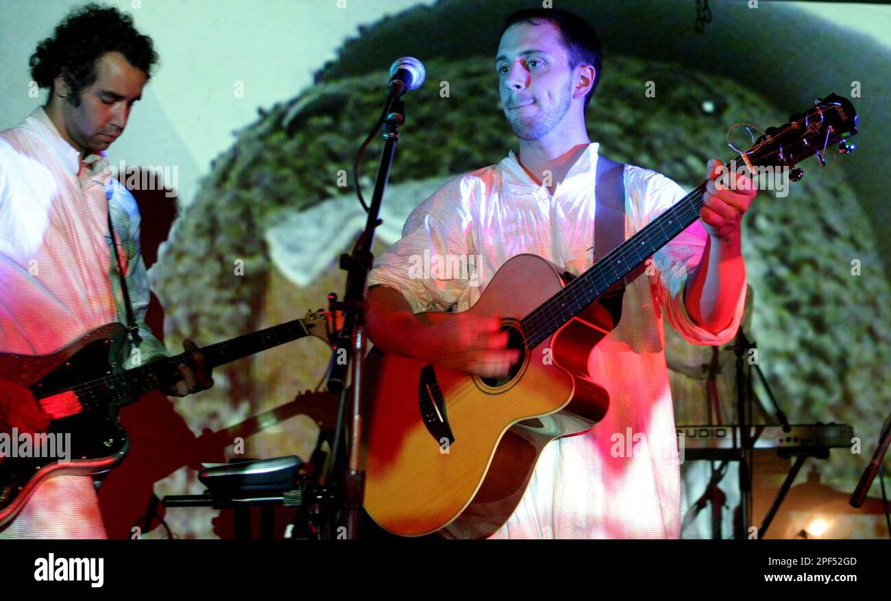 ** ADVANCE FOR WEEKEND EDITIONS, SEPT. 11-14 **Steve Burns plays with ...