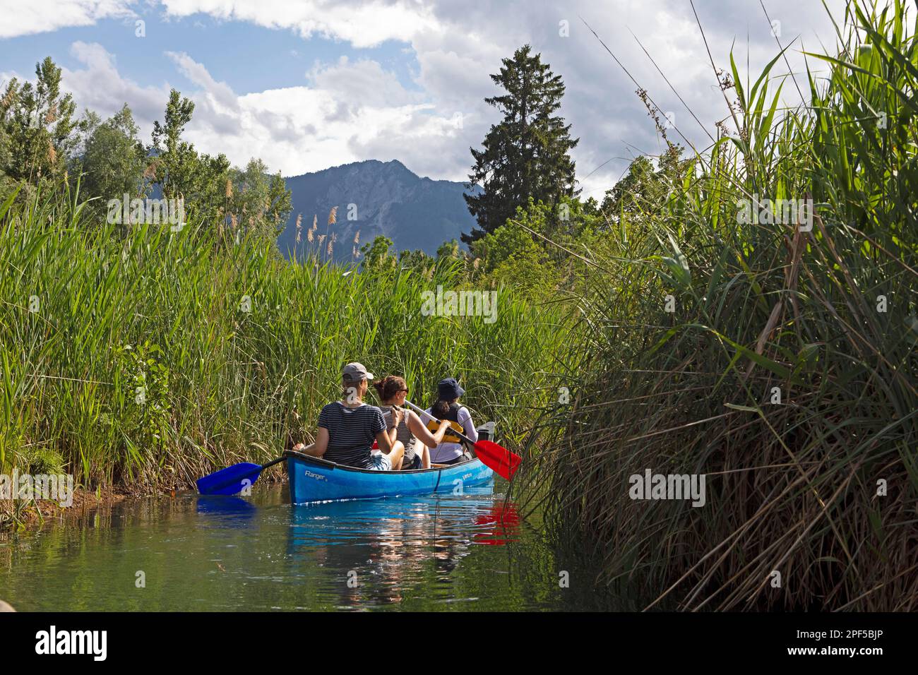 Canoe on Lake Faak, behind the Schwarzkogel mountain, Villach and ...
