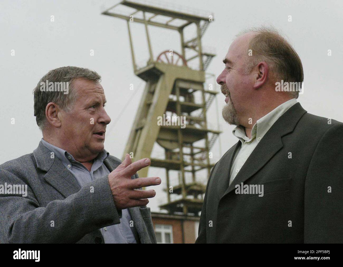 Lothar Bisky, Bundesvorsitzender der PDS, links, und Gerhard Juettemann ...