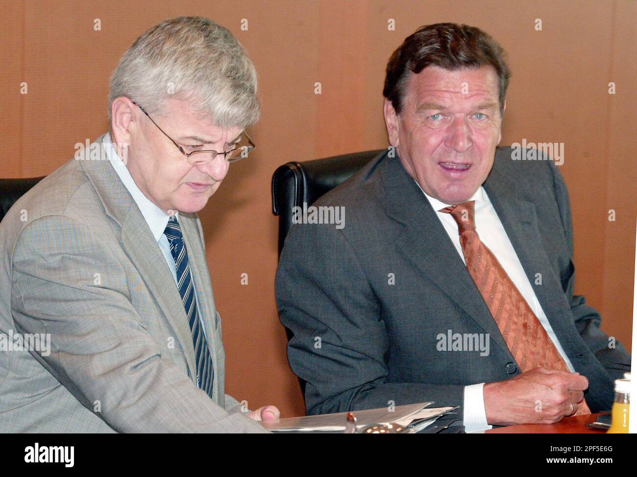 Gut gelaunt zeigt sich Bundeskanzler Gerhard Schroeder, rechts, hier ...