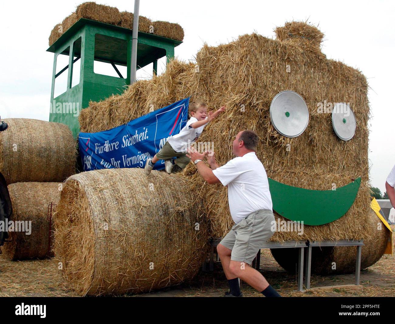 Der 2-jaehrige Martin Mette, links, springt in Berlin am Donnerstag, 14 ...