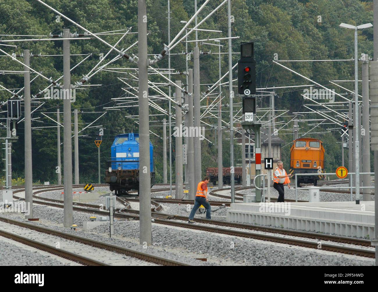 Bahnarbeiter ueberqueren am Donnerstag, 14. August 2003, Gleisanlagen ...