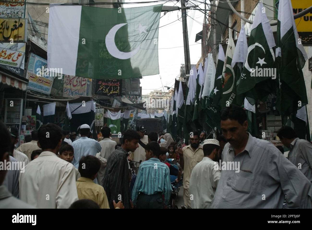 Pakistanis buying national flags for Independence Day celebrations ...