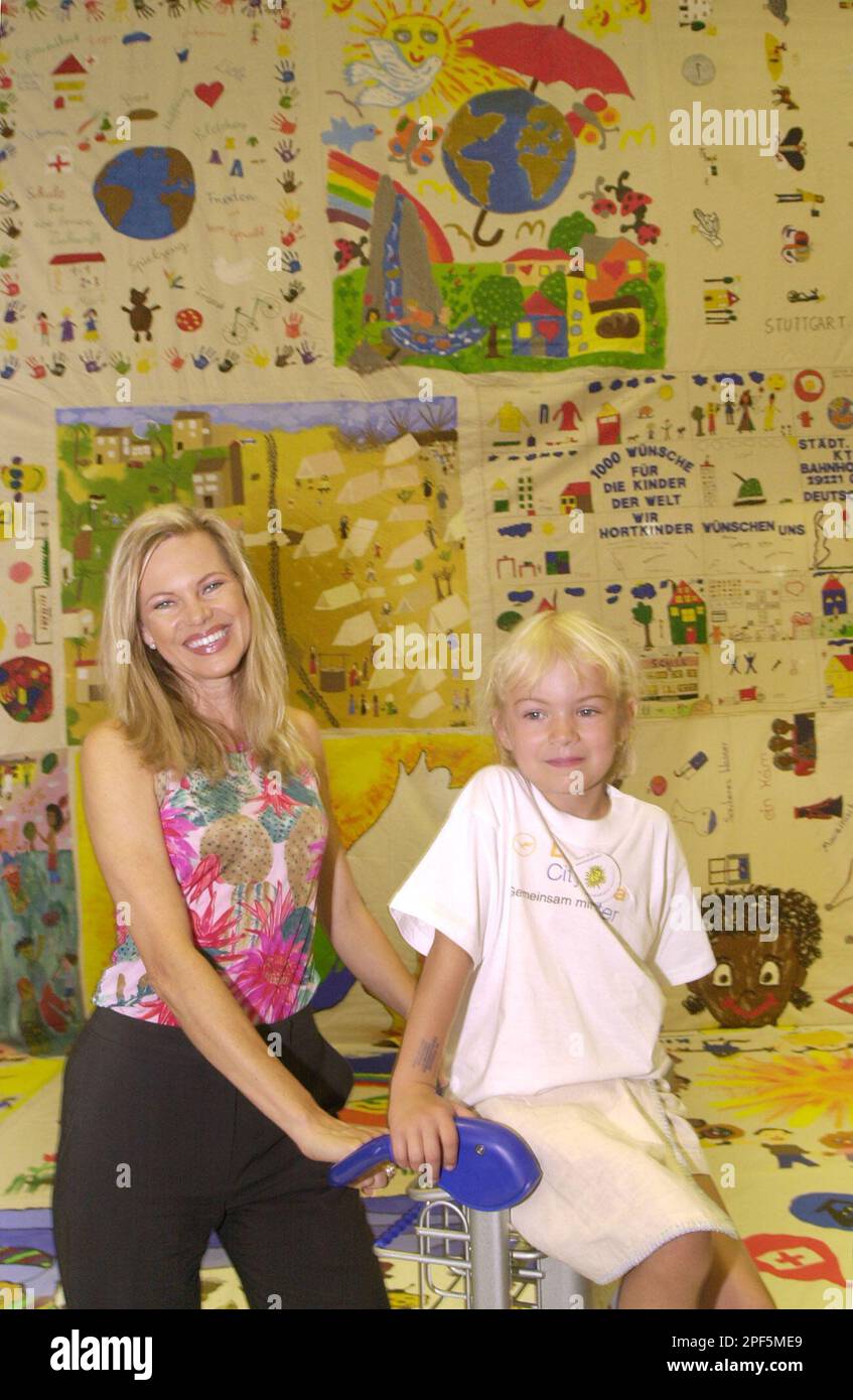 UNICEF-Repraesentantin Nina Ruge schiebt am Donnerstag, 7. August 2003 ...