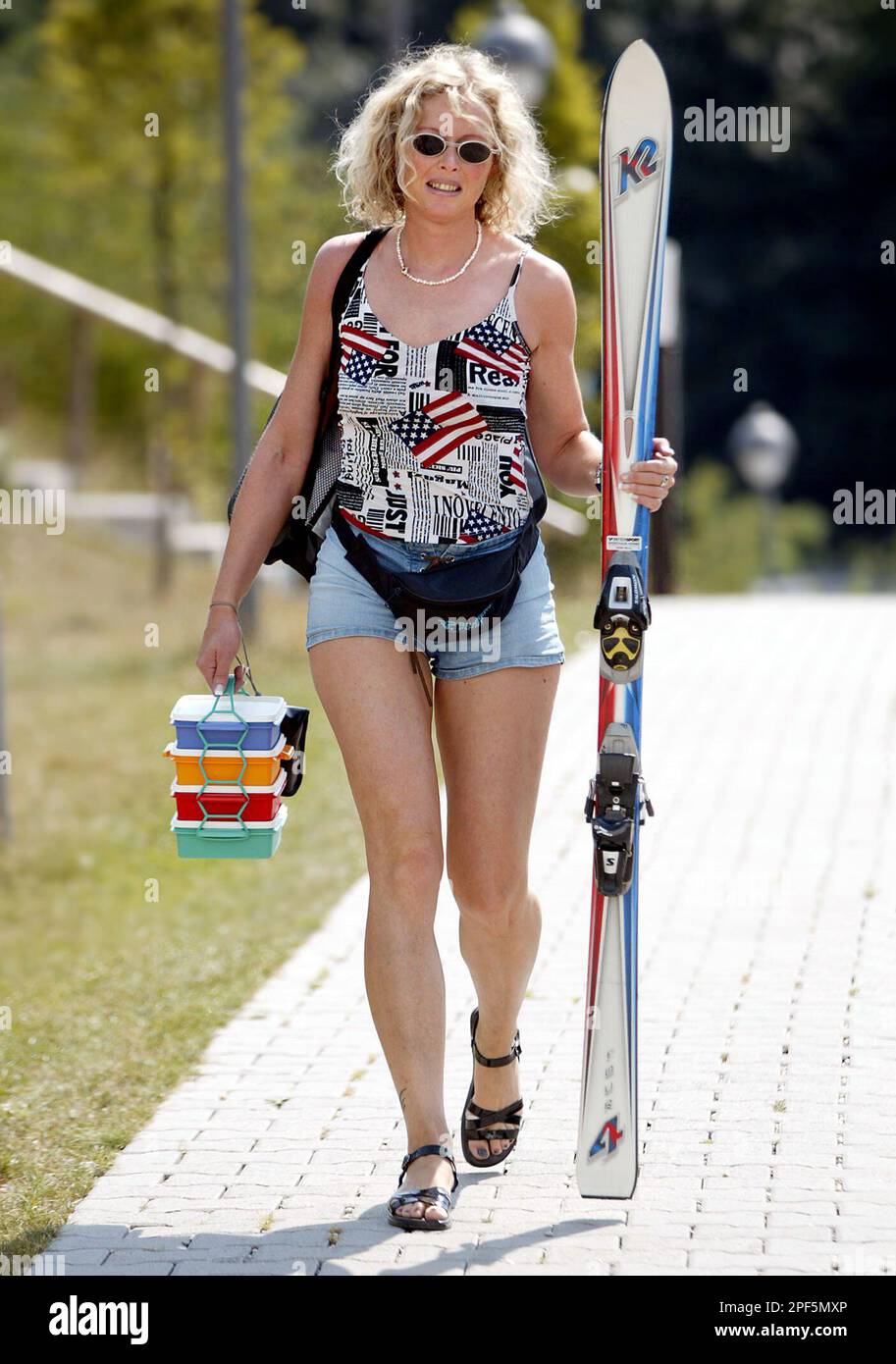 Karin Maletz aus Unna traegt bei sonnigen 32 Grad am Mittwochmorgen, 6 ...