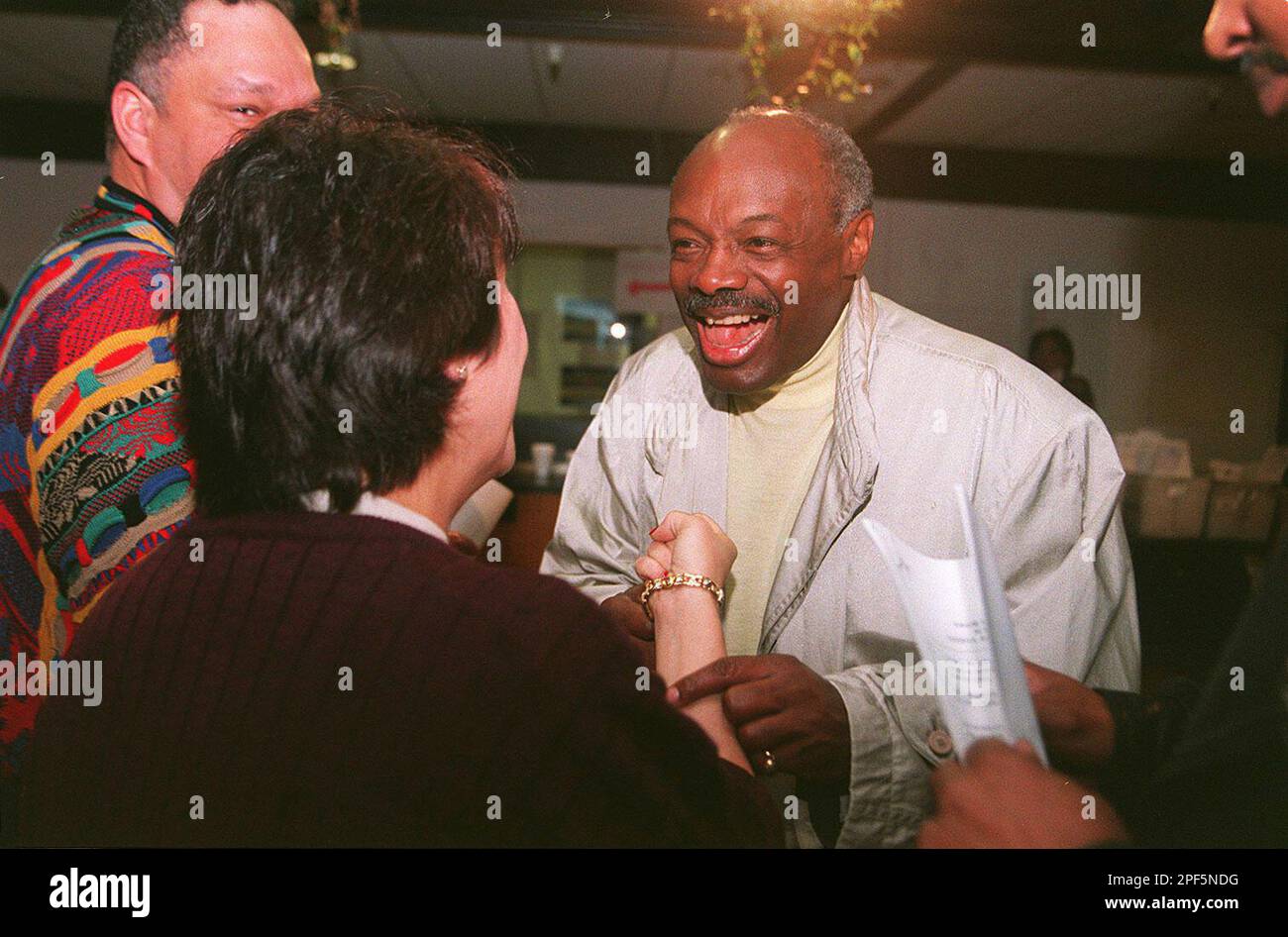 BROWN 1/C/12DEC95/CD/LS WILLIE BROWN IS CHEERED ON BY GALE KAUFMAN AND ...