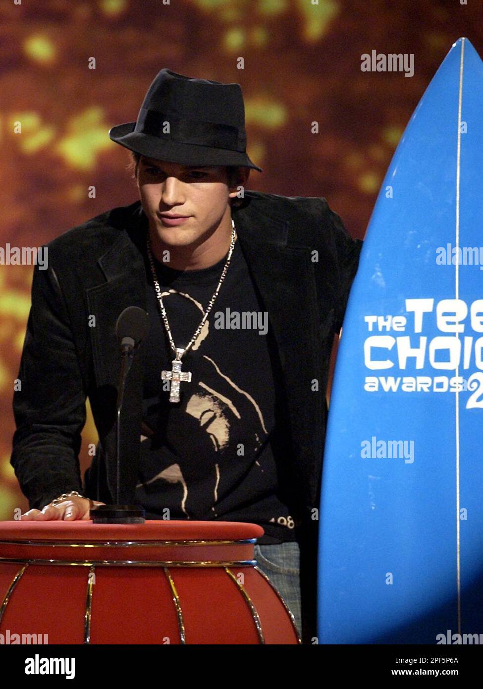 "That '70s Show" star Ashton Kutcher accepts the award for Choice TV ...