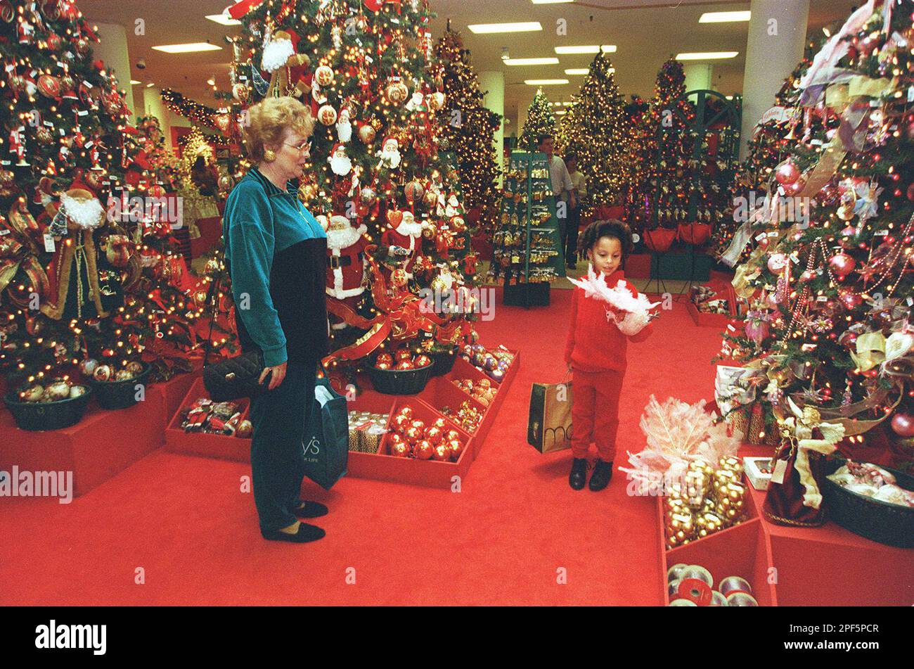 XMAS 1/C/11NOV97/BU/LS ------ From left: Linda Bellison of San Lorenzo ...