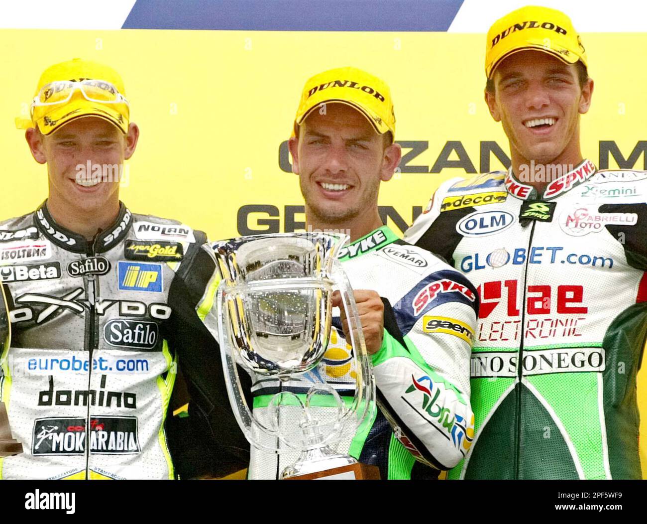 Der Italiener Stefano Perugini, Mitte, waehrend der Siegerehrung des ...