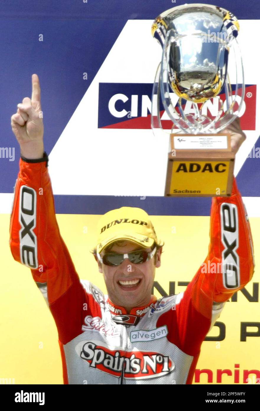 Der Italiener Roberto Rolfo jubelt waehrend der Siegerehrung des 250ccm ...