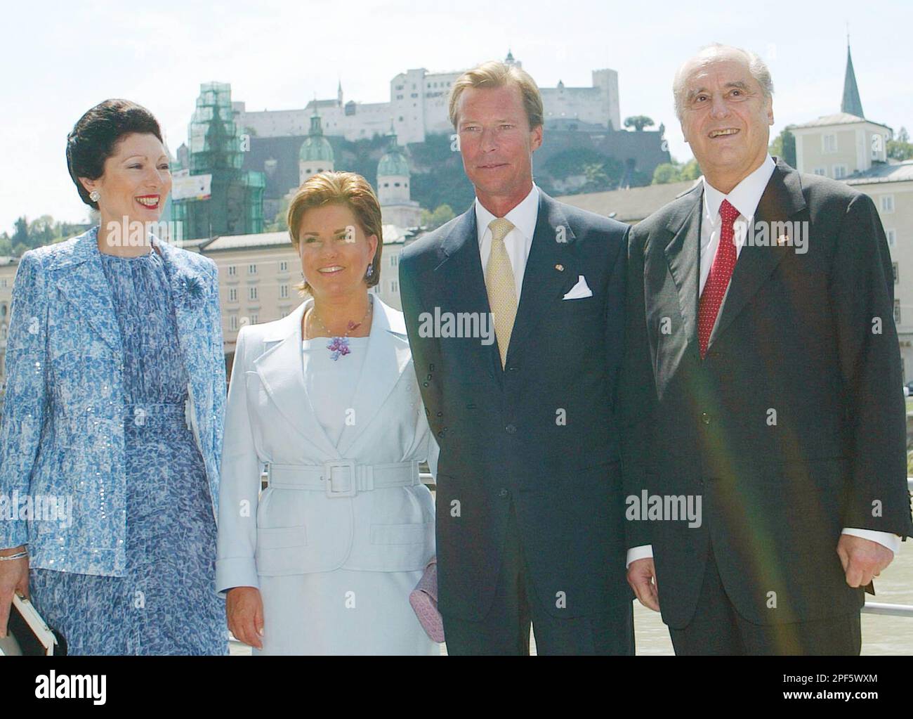 Vor der Festung Hohensalzburg stellen sich am Samstag, 26. Juli 2003, Bundespraesident Thomas ...