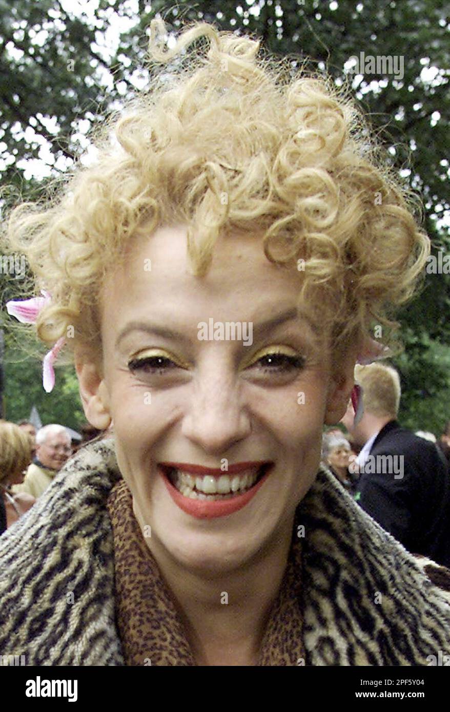 **ARCHIV ** Die Kabarettistin Sissi Perlinger am 8. September 2001 in ...