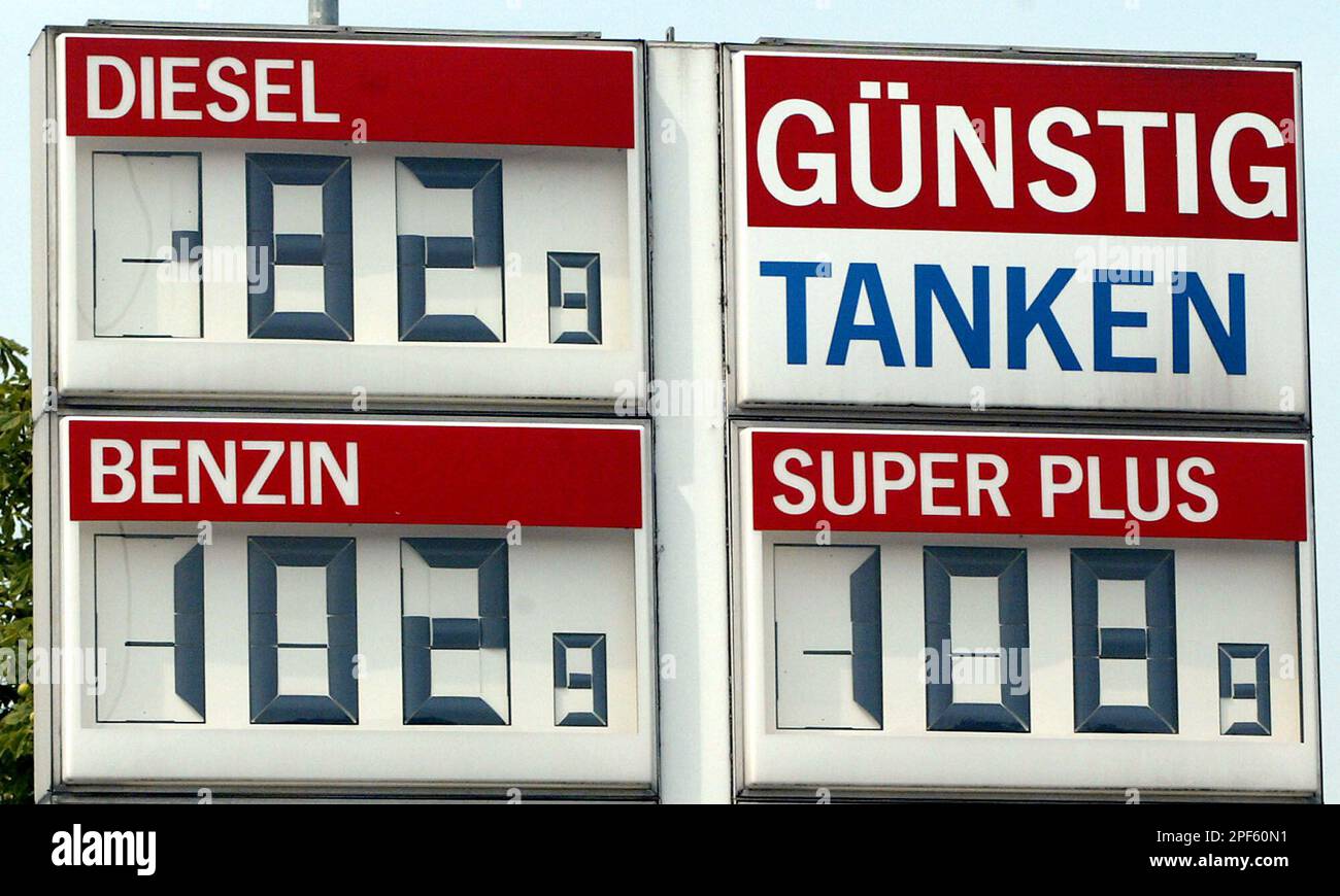 Die Preistafel einer Tankstelle in Gelsenkirchen verspricht am Montag ...