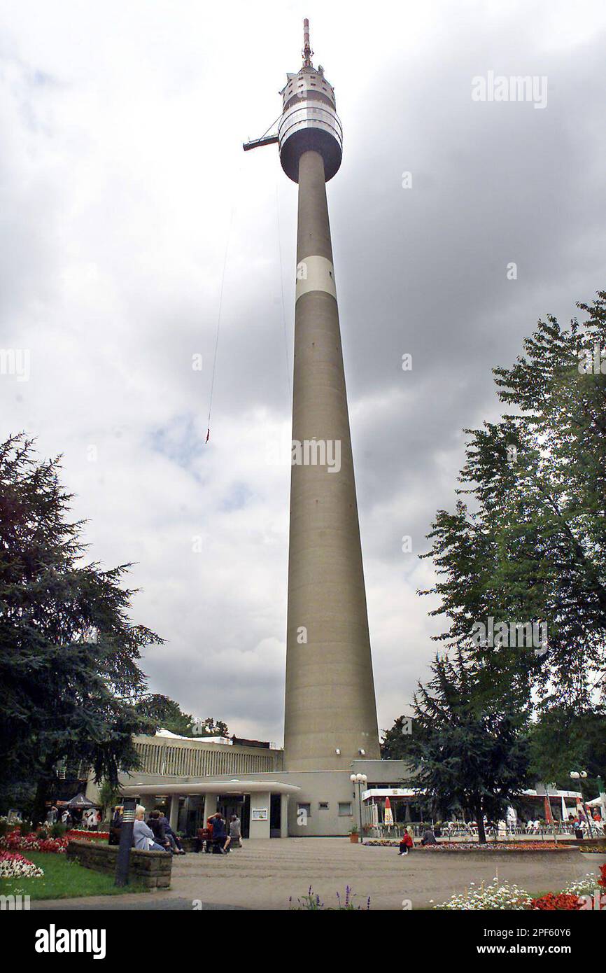 Ein Bungee-Springer springt am 6. Juli 2000, von der hoechsten ...