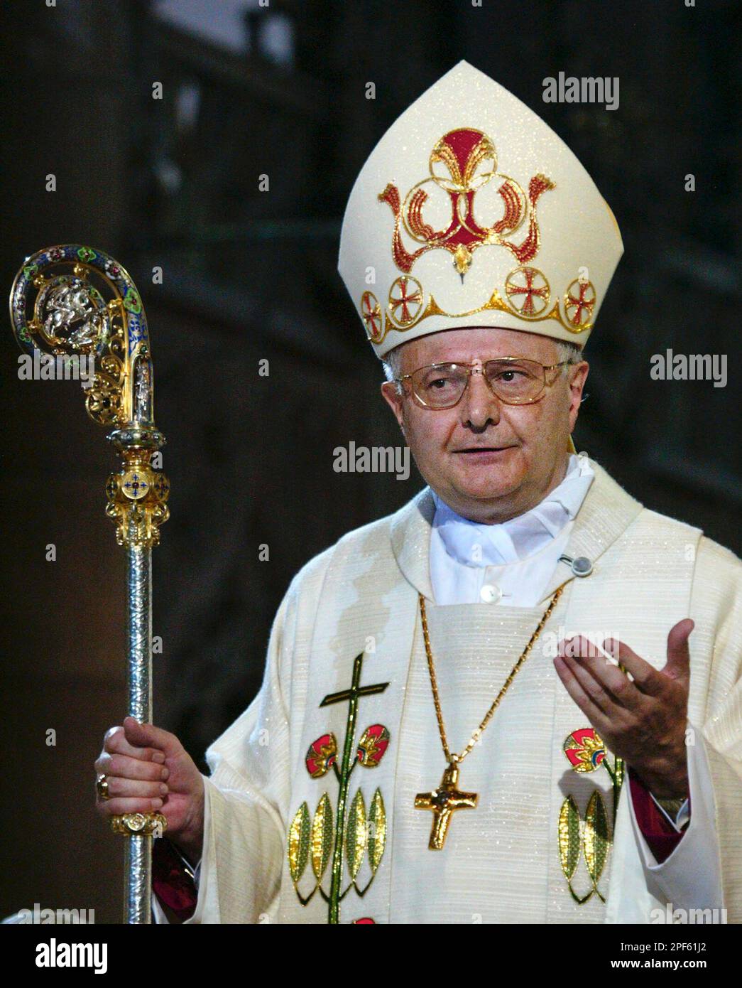 Mit den Insignien seiner Wuerde, Mitra und Stab, predigt Robert ...