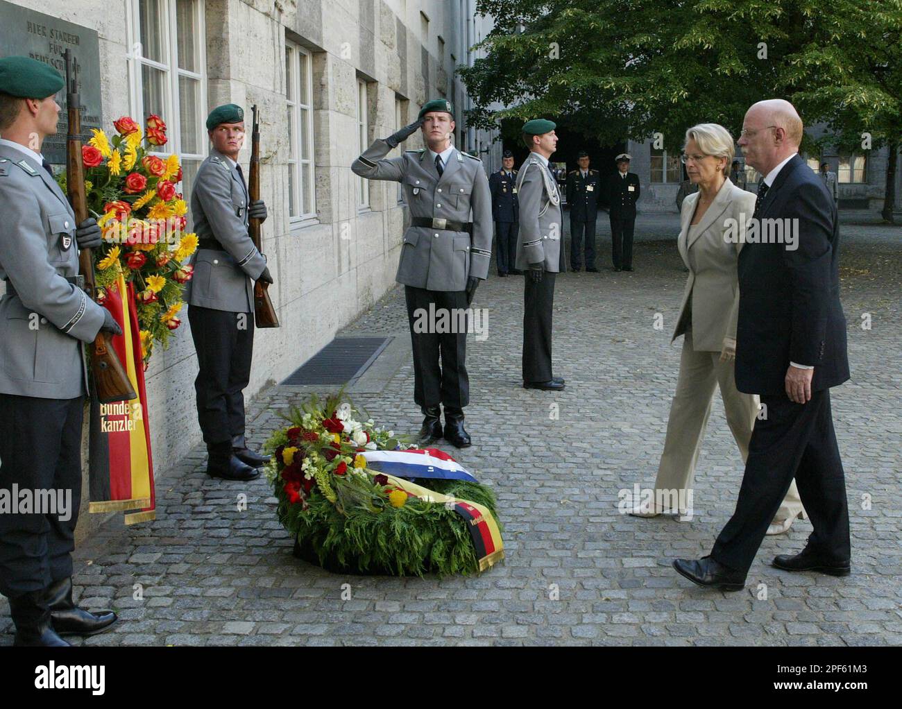 Verteidigungsminister Peter Struck, rechts, und seine franzoesische ...