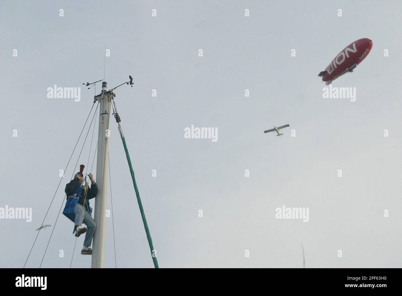 GIANTSFAN4-C-13OCT02-SP-LS----- One Giant fan blows his horn atop a ...