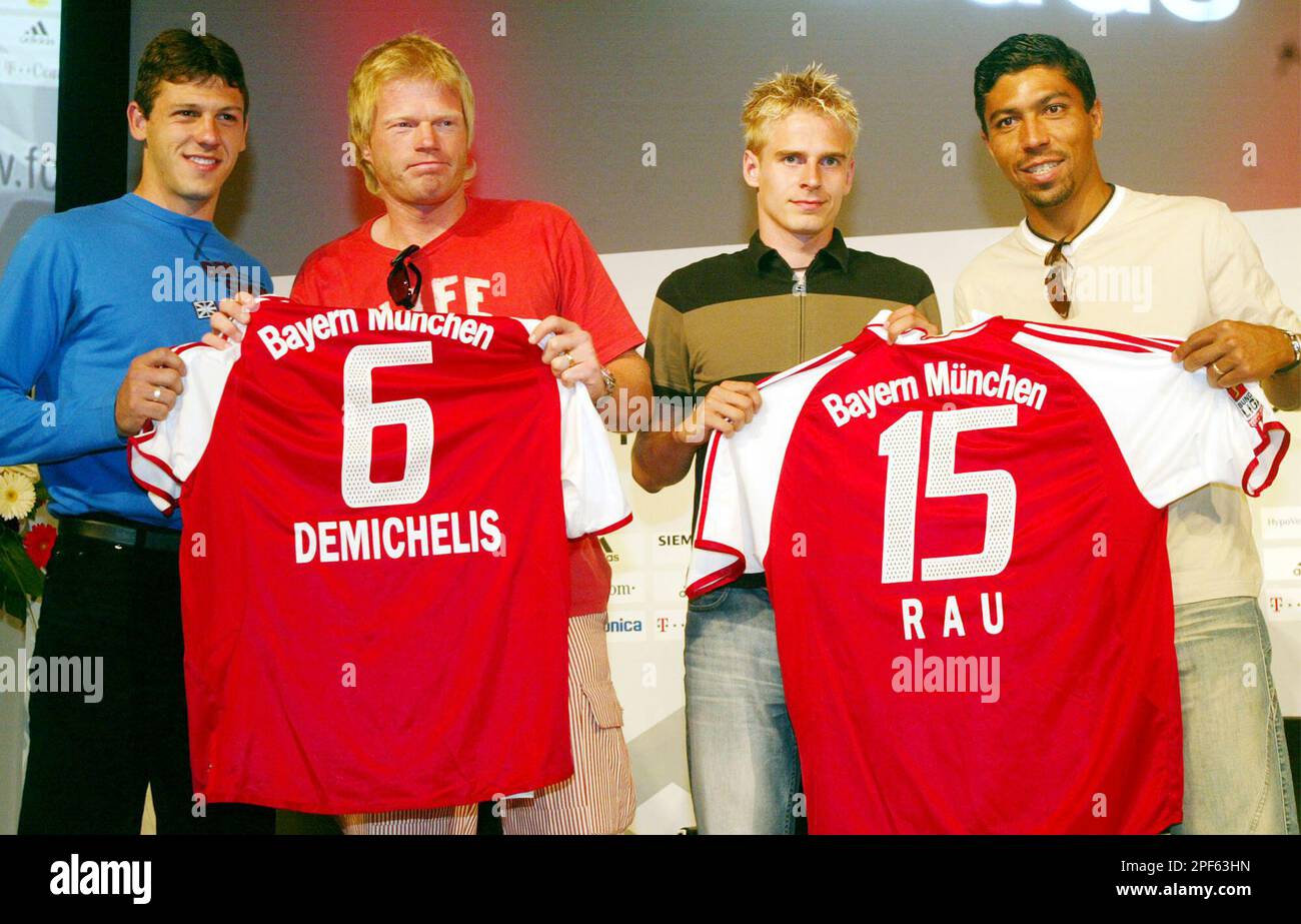 Der Torwart des FC Bayern Muenchen, Oliver Kahn, zweiter von links, und ...