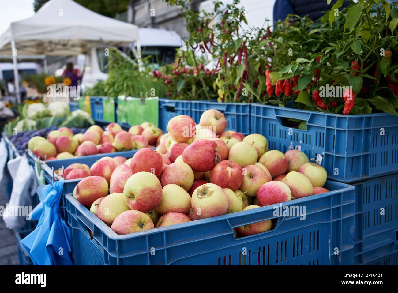 Apples sold farmers market hi-res stock photography and images - Alamy