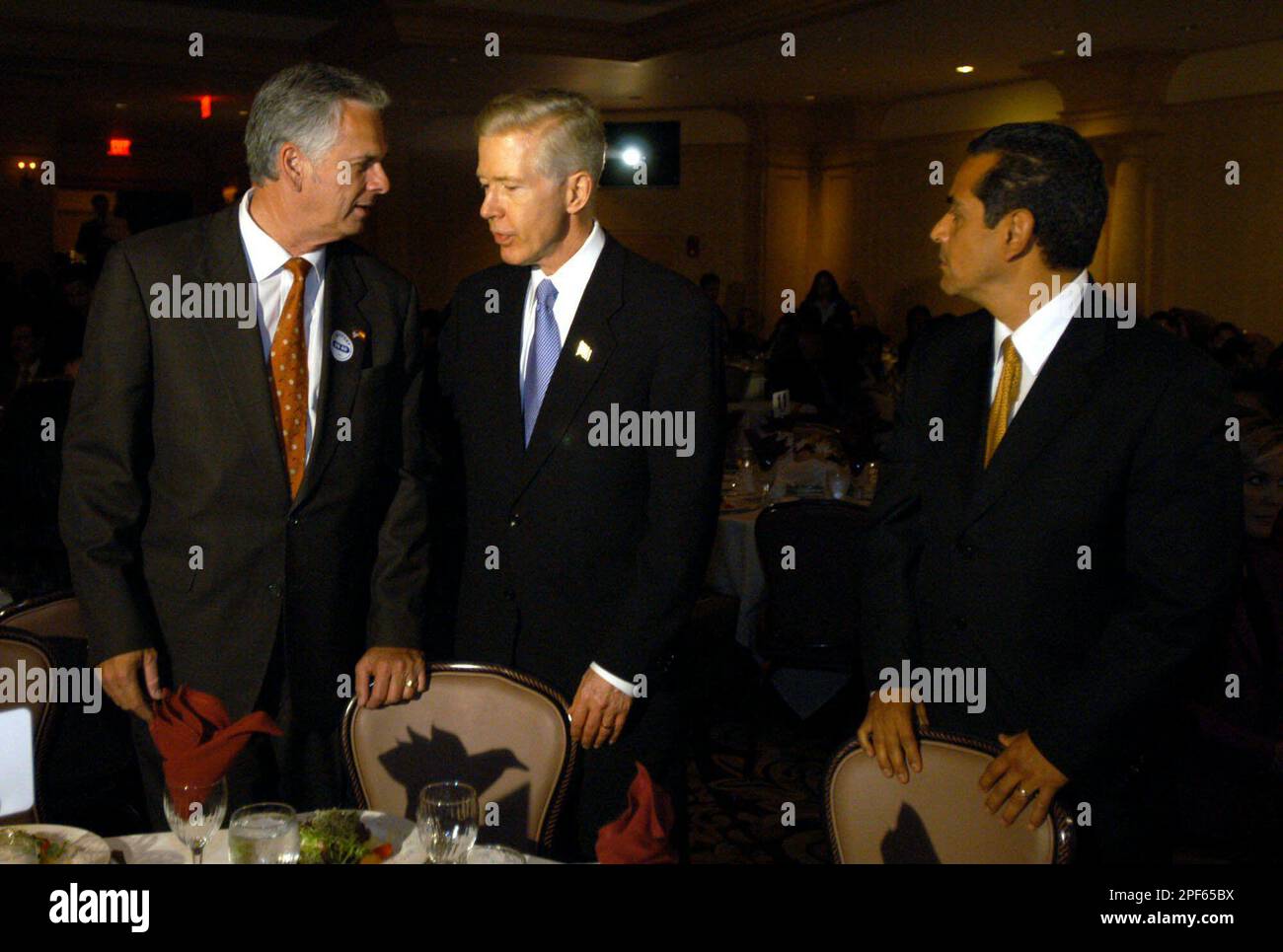 Los Angeles Mayor James Hahn, left, speaks with California Gov. Gray ...