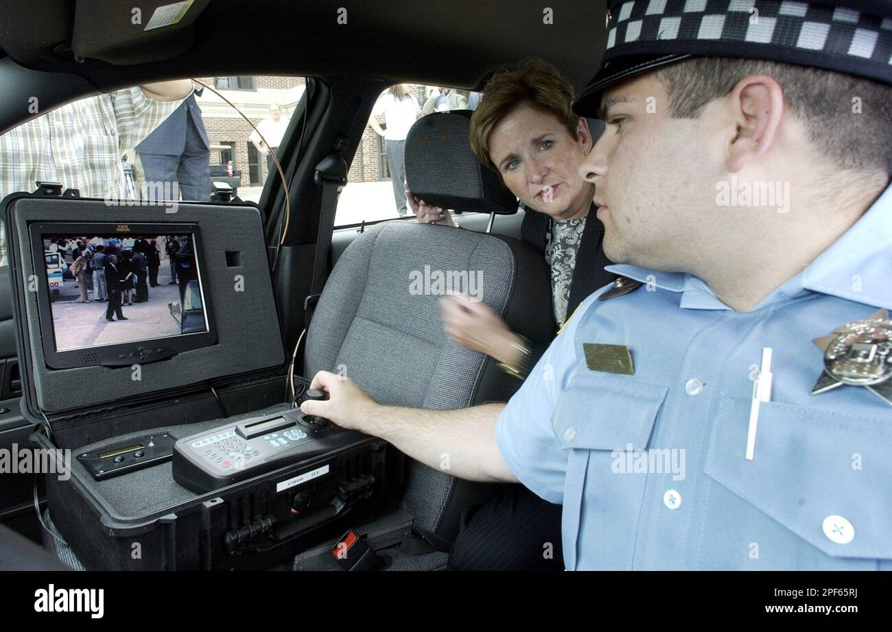 Chicago police officer Brian Berkowitz, right, shows Chicago Alderman ...