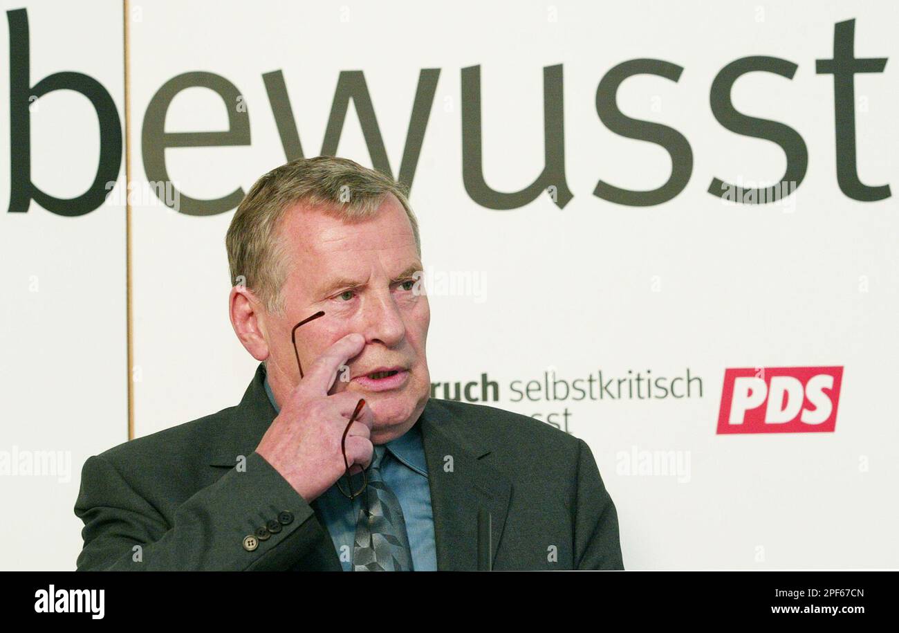 Der PDS-Vorsitzende Lothar Bisky berichtet auf einer Pressekonferenz im ...