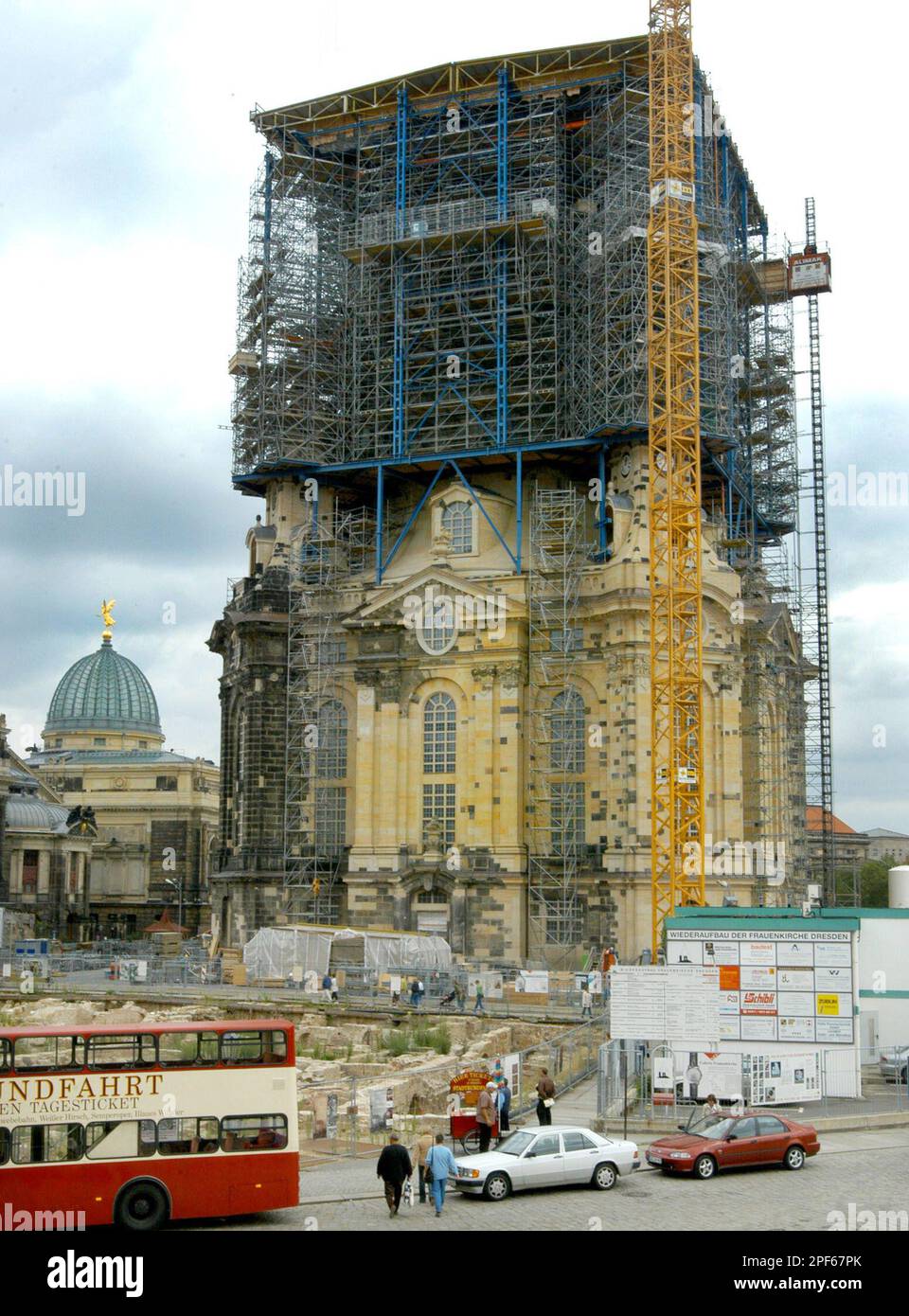 Die Baustelle Dresdner Frauenkirche ist am Montag, 7. Juli 2003 zu ...