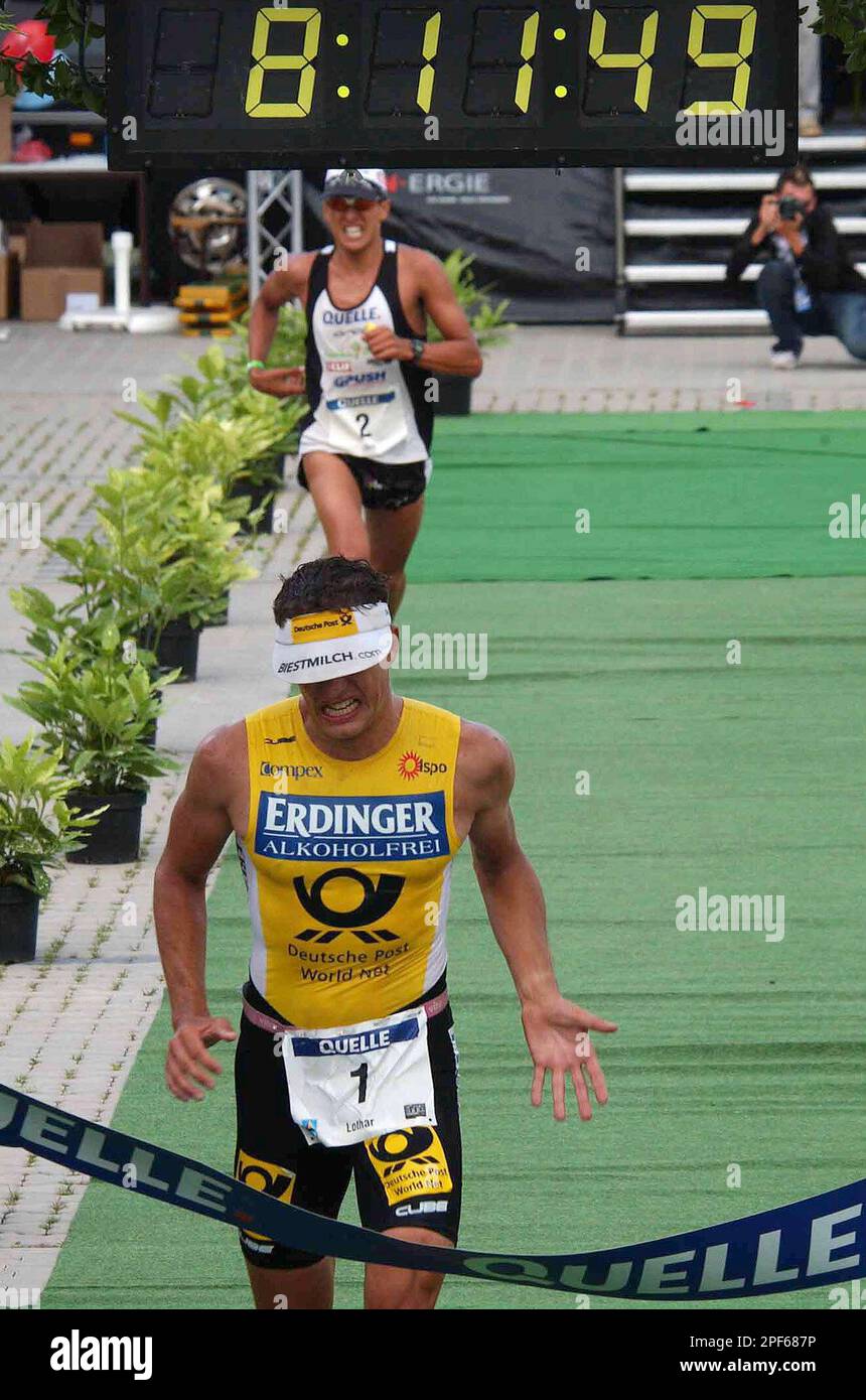 Der deutsche Triathlet und Titelverteidiger Lothar Leder, vorne, aus ...