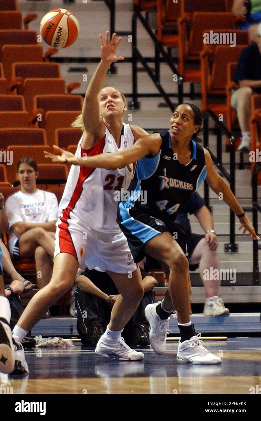 The Connecticut Sun's Brooke Wyckoff, left, and the Cleveland Rockers ...