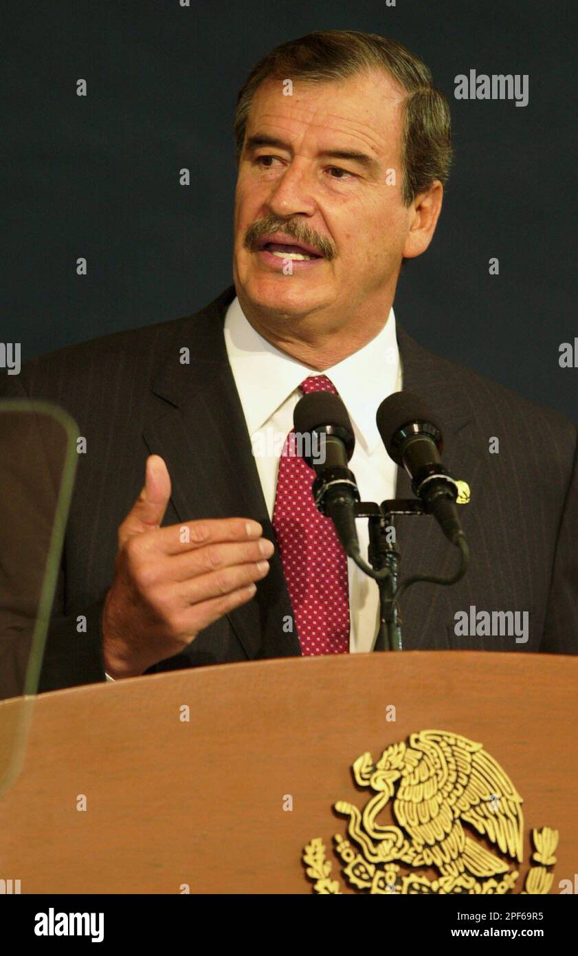 Mexican President Vicente Fox speaks at Los Pinos presidential ...