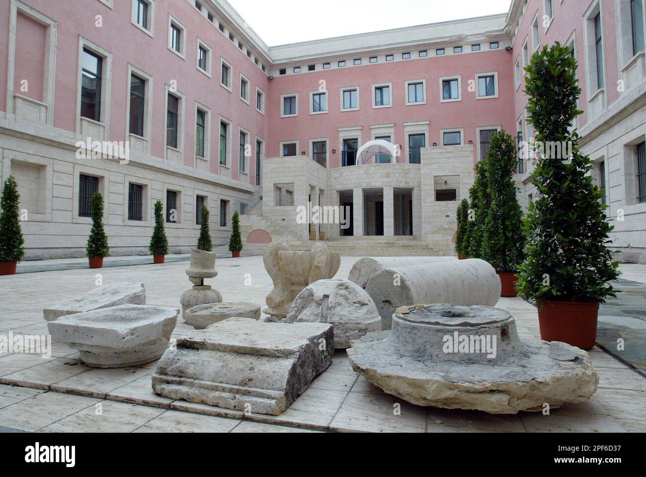 Blick in den Innenhof der neu renovierten italienischen Botschaft in ...
