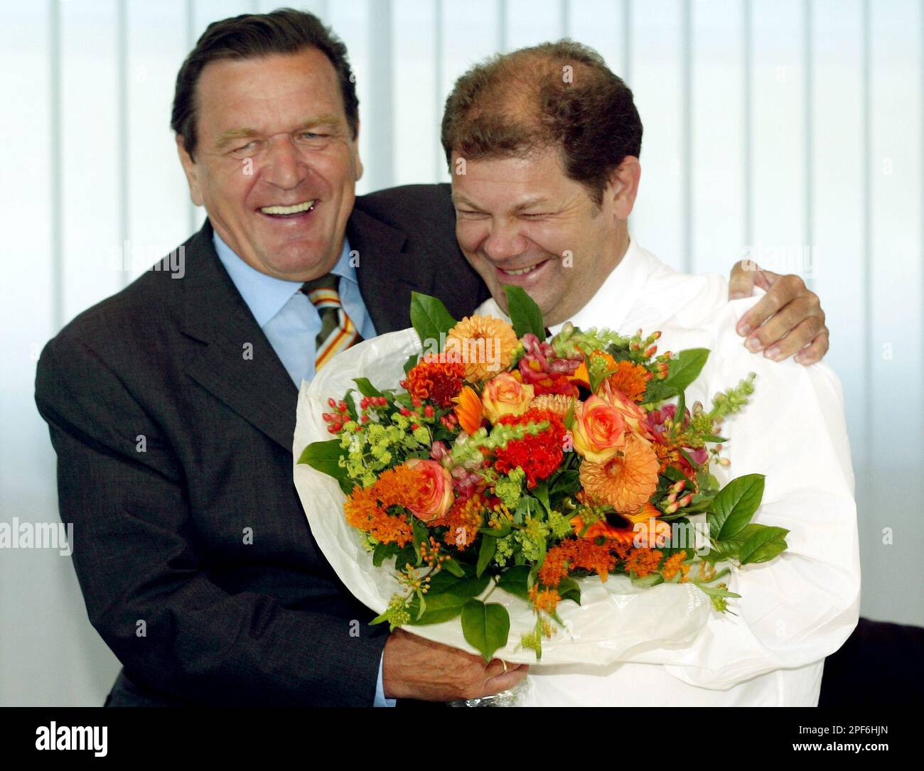 Bundeskanzler Gerhard Schroeder, links, umarmt Generalsekretaer Olaf ...