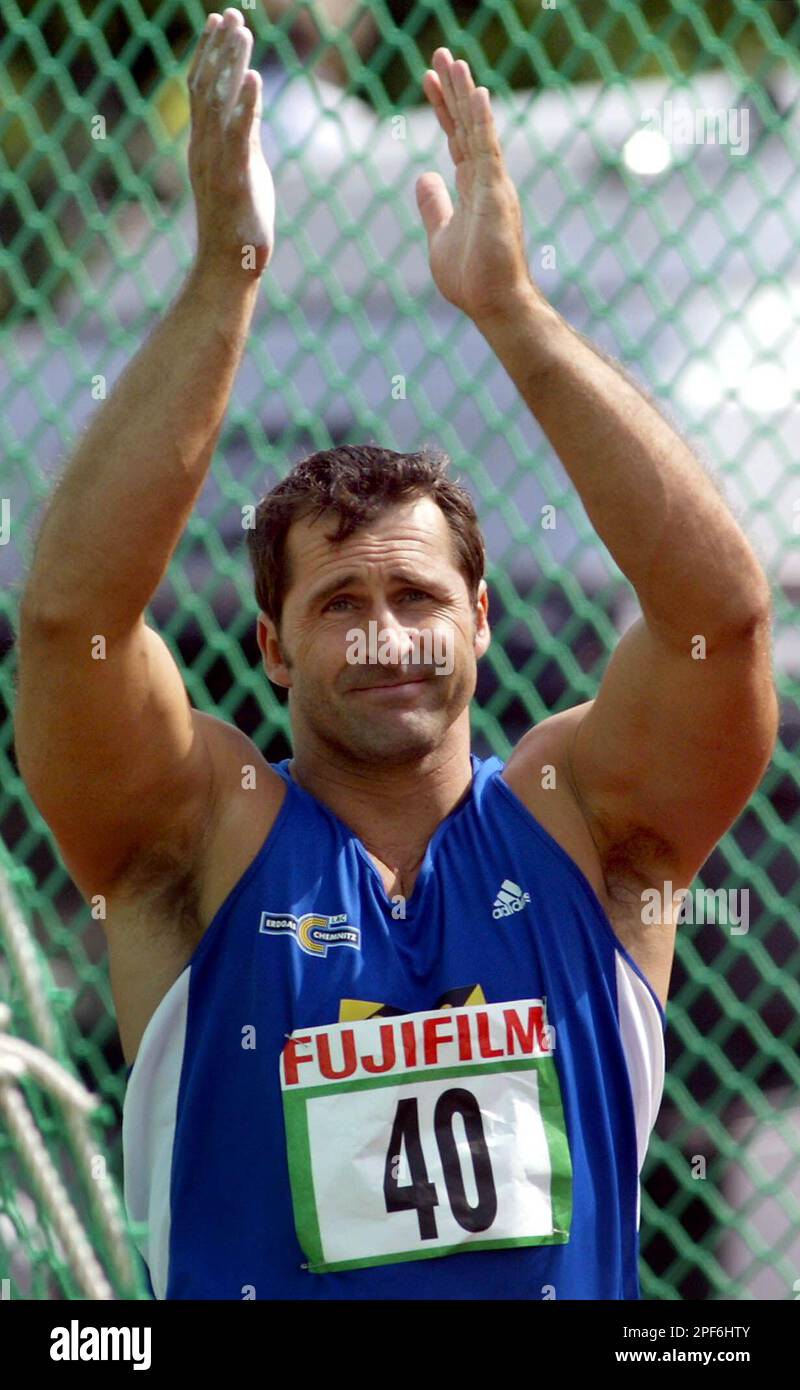 Der deutsche Diskuswerfer Lars Riedel, LAC Erdgas Chemnitz, applaudiert ...