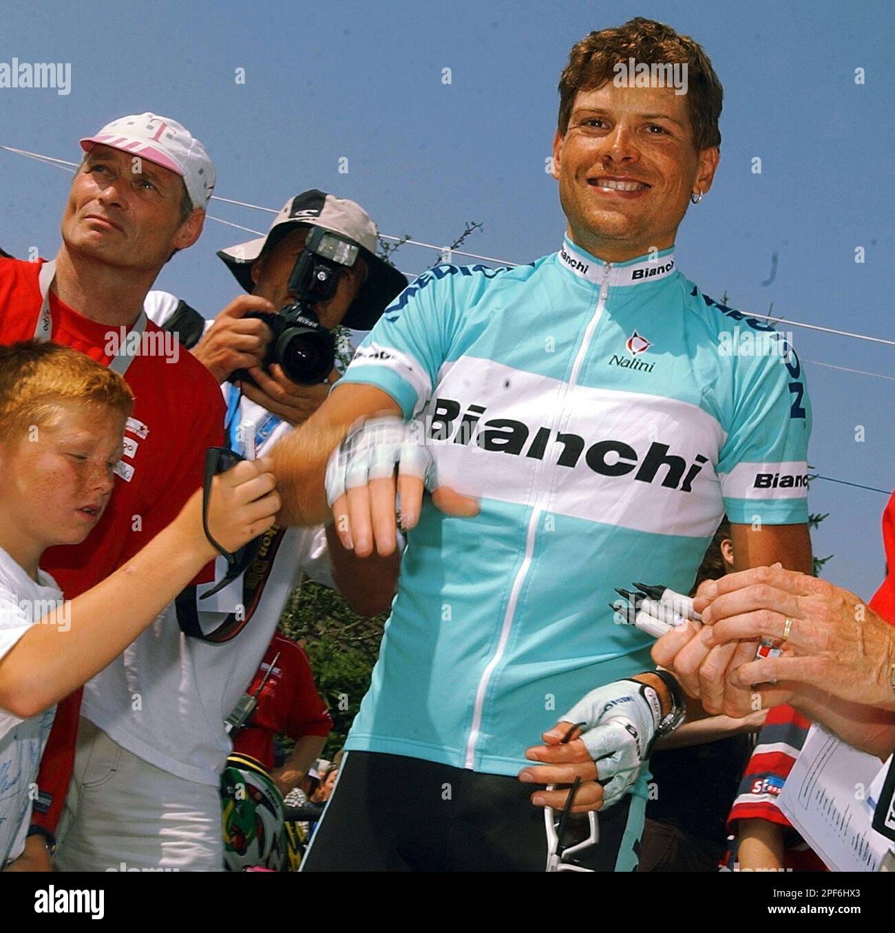 Deutschlands Rad-Star Jan Ullrich wird am Sonntag, 15. Juni 2003, von ...