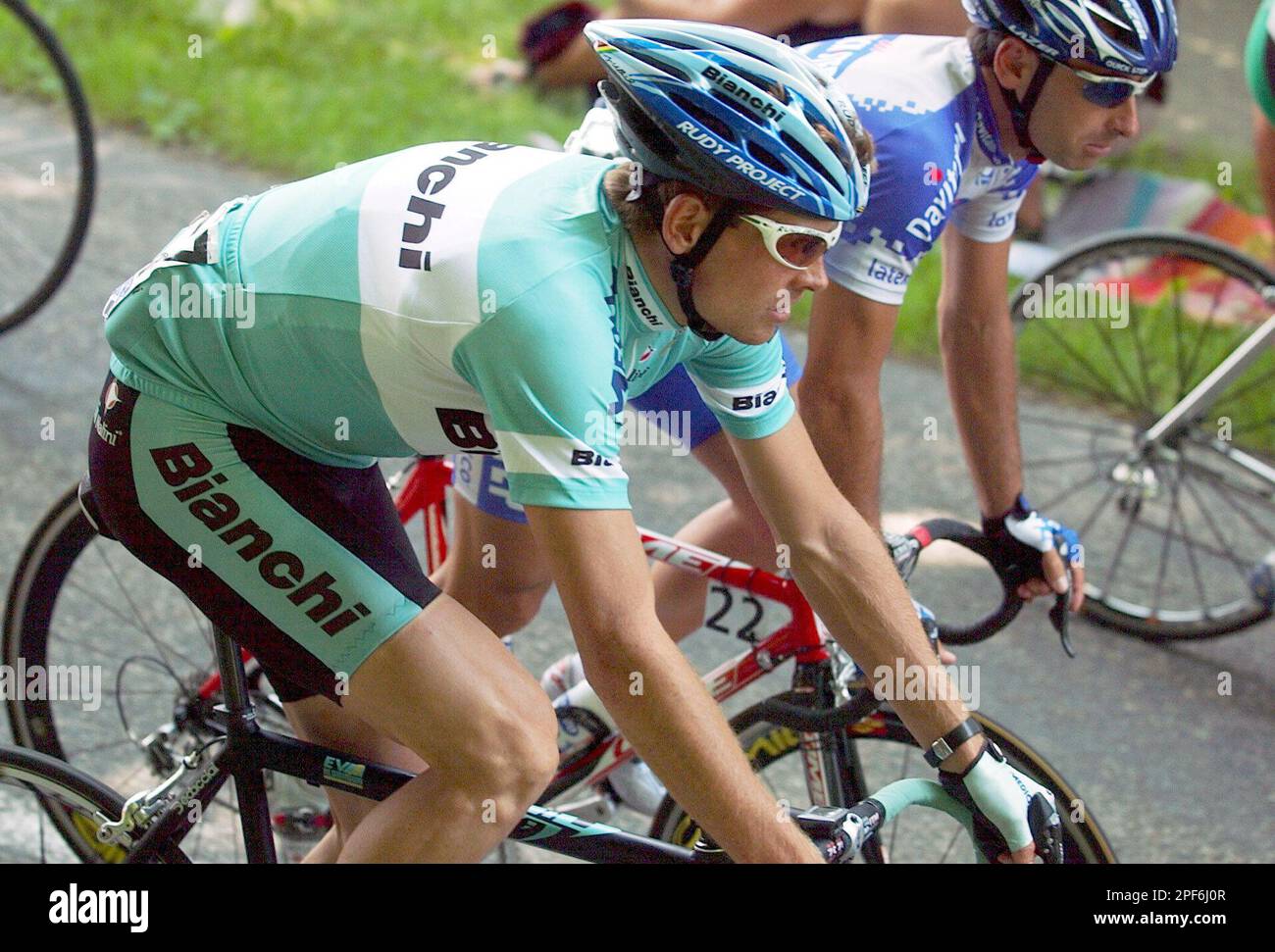 Deutschlands Rad-Star Jan Ullrich, links, im Gespraech mit ...