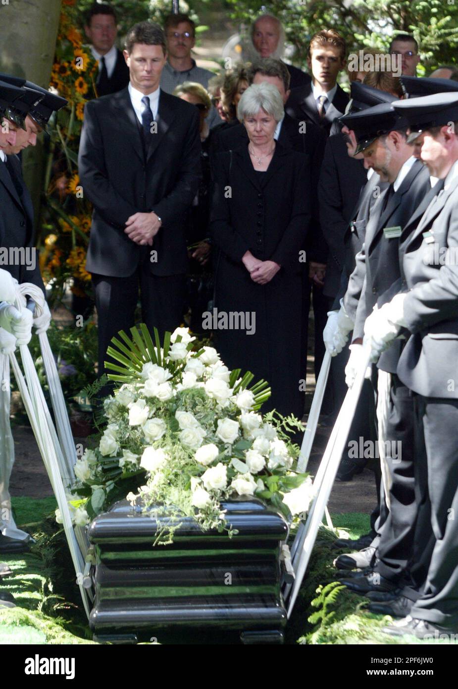 Die Witwe Lilo Pfitzmann, rechts, steht mit ihrem Sohn Robert am ...