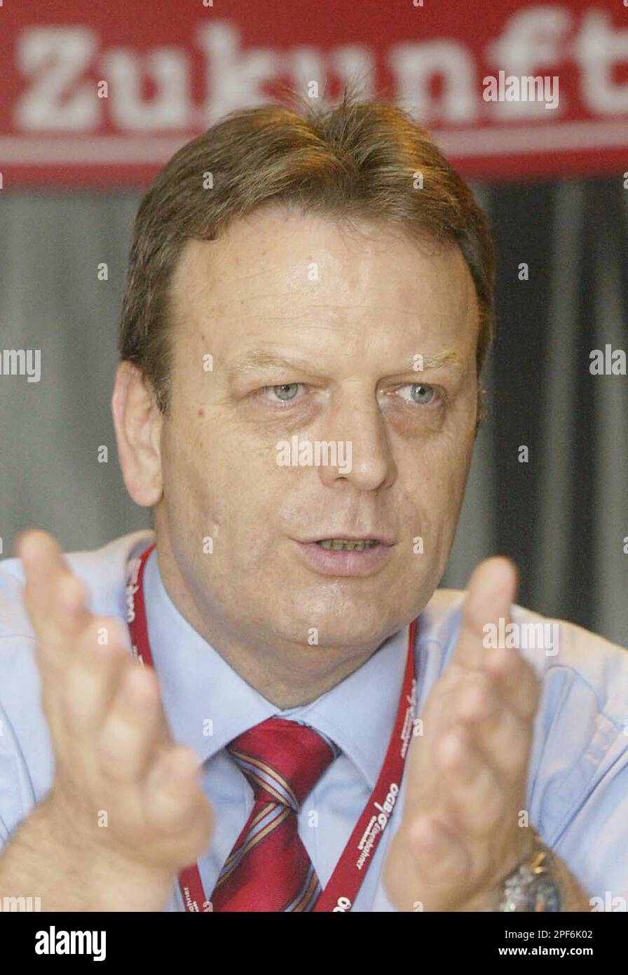 Wilhelm Haberzettel der Vorsitzende der Gewerkschaft der Eisenbahner am ...