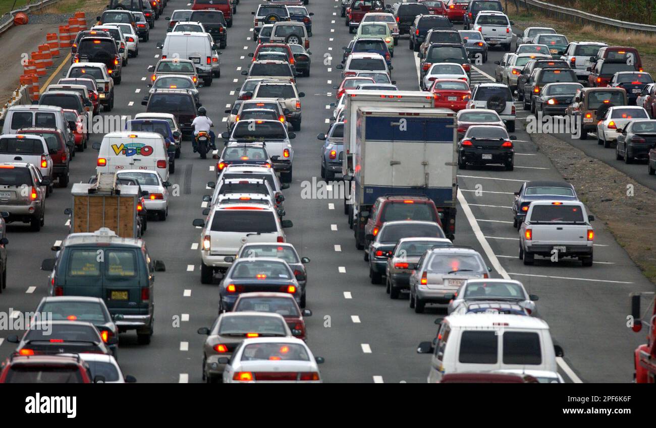 Traffic clogs the freeway during rush hour in San Juan, Puerto Rico ...