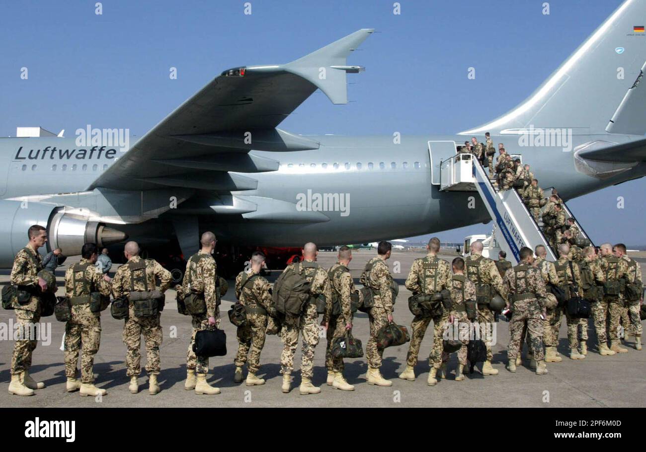 ** ARCHIV ** Ein Archivbild vom 21. Maerz 2003 zeigt Soldaten des ABC ...