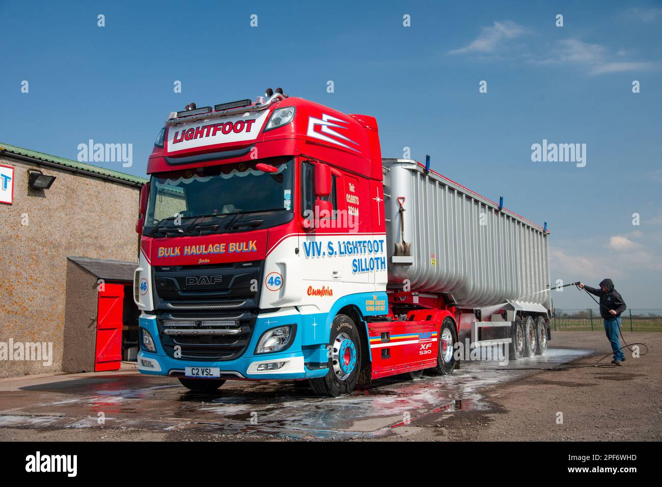 Lightfoot Haulage DAF XF tractor unit and Fruehauf bulk tipper trailer ...