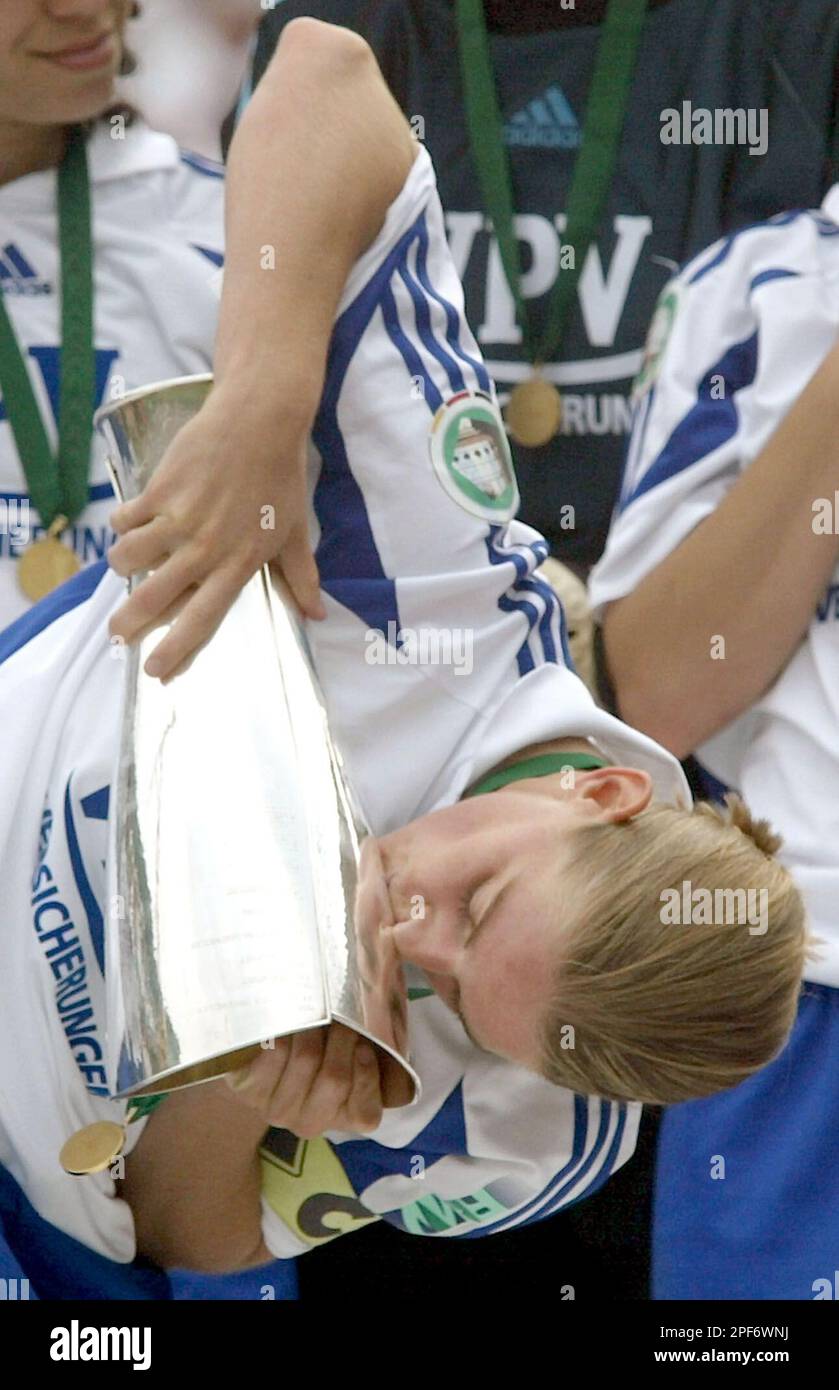 **RECROPPED VERSION ** Nia Kuenzer, Spielfuehrerin des 1.FFC Frankfurt ...