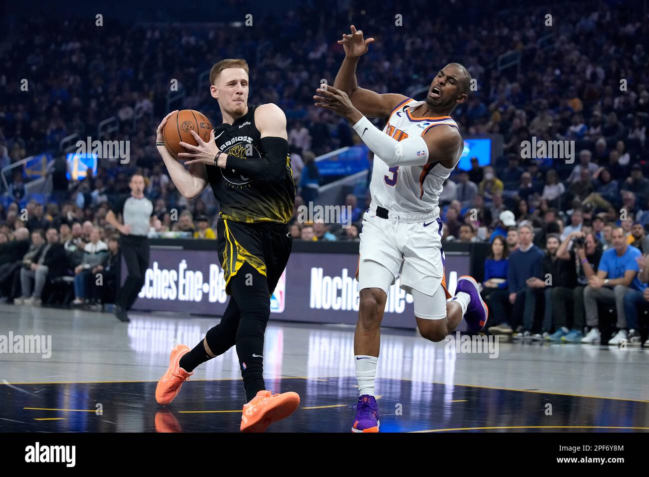 Golden State Warriors guard Donte DiVincenzo, left, drives to the ...
