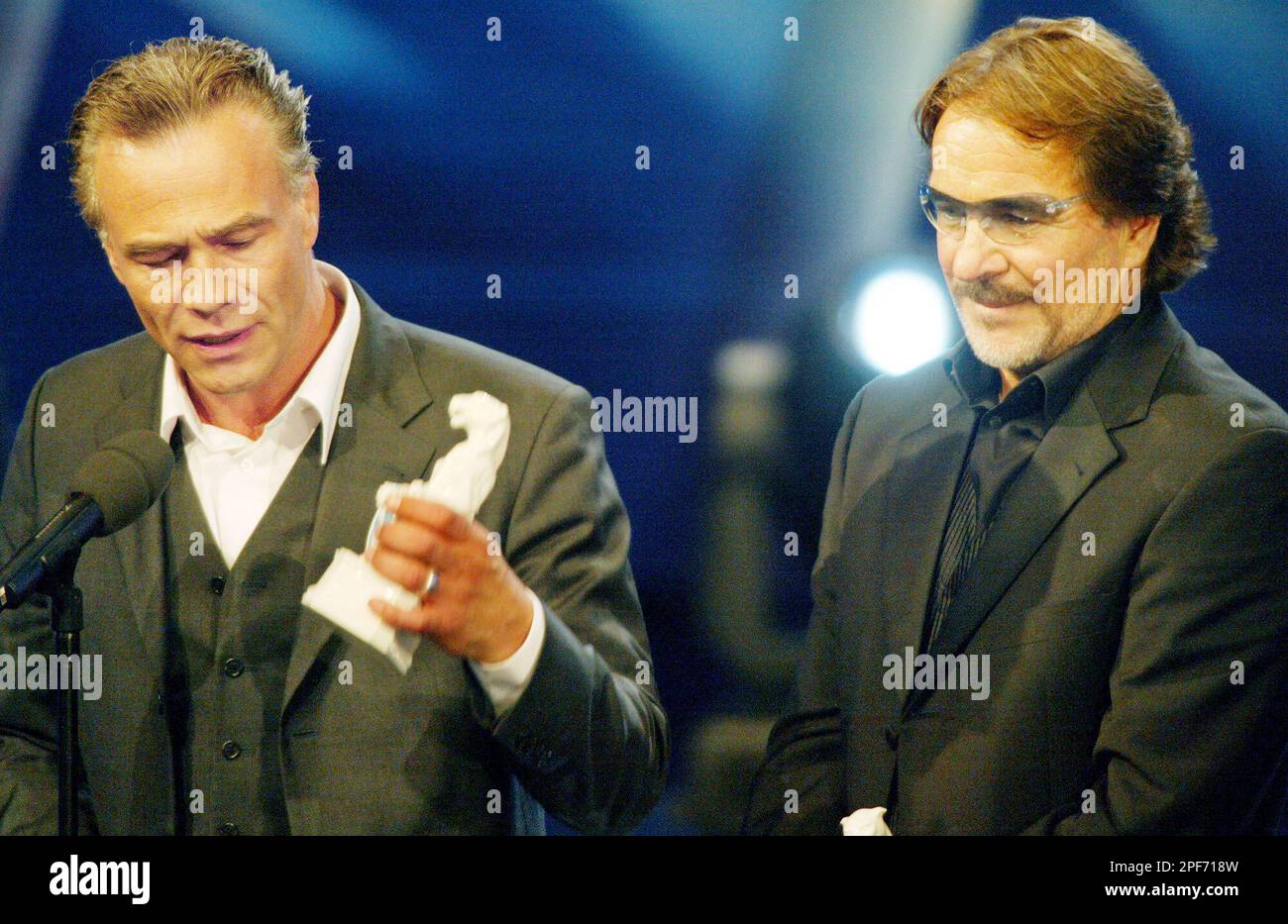 Die Schauspieler Klaus J. Behrendt, links, und Goetz George bedanken ...