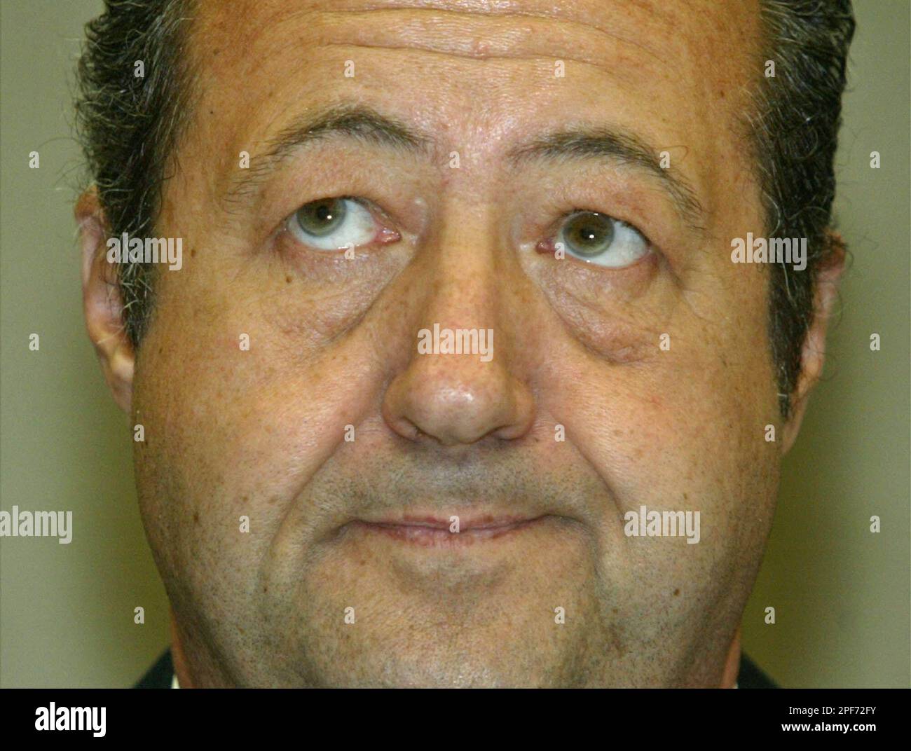 Der fruehere FlowTex-Chef Manfred Schmider wartet am Donnerstag, 22 ...