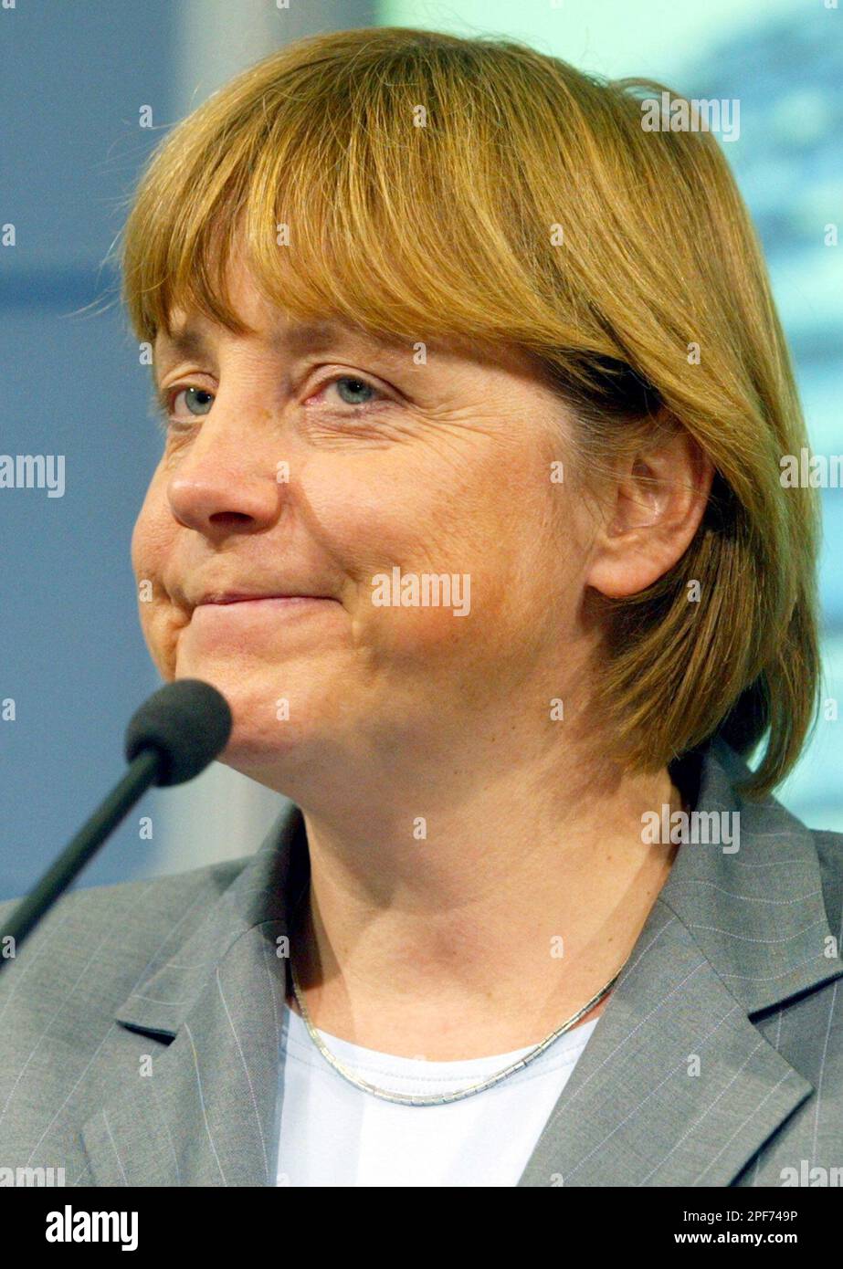 Die Vorsitzende der CDU/CSU-Bundestagsfraktion, Angela Merkel, gibt am ...