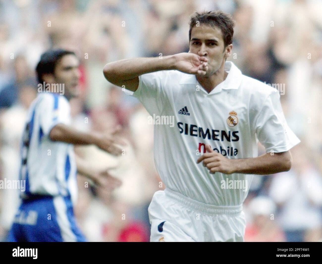 Real Madrid's Raul Gonzalez kisses his ring in celebration after ...